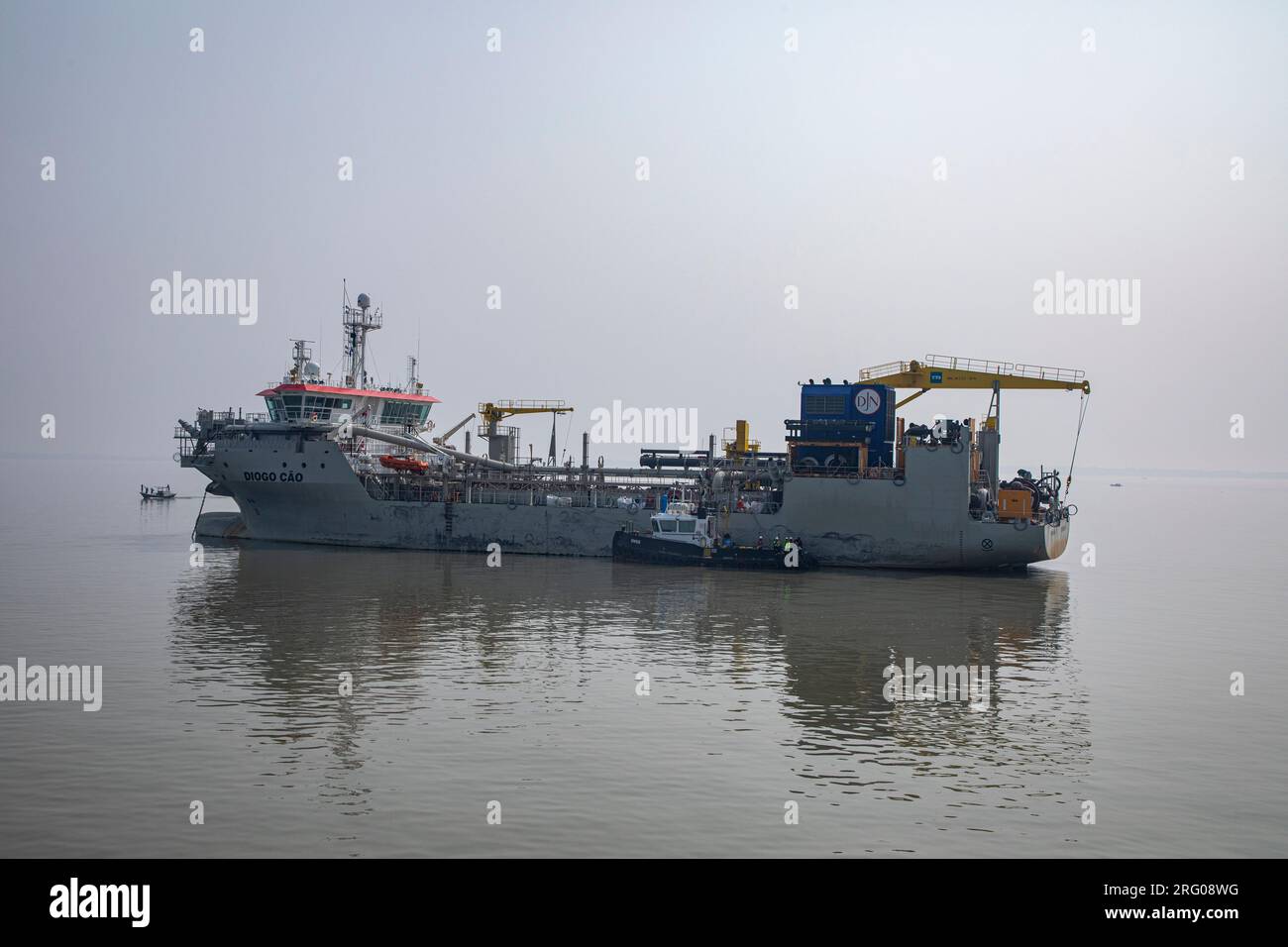 Hopper dredger DIOGO CAO anchored on the Andhar Manik River in front of ...