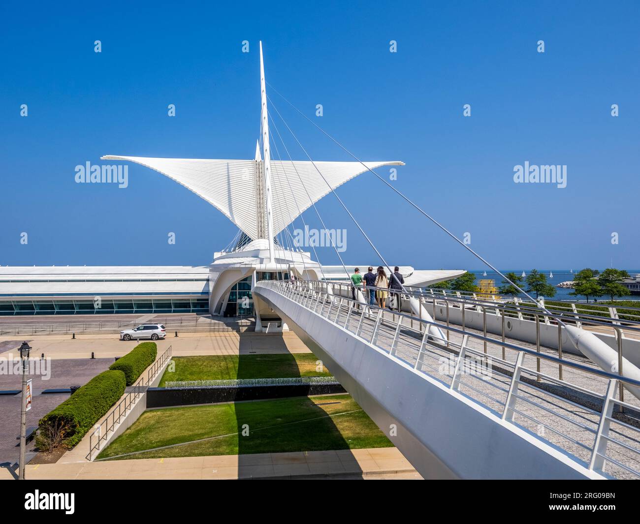 People on the Reiman Bridge to The Milwaukee Art Museum unofficially ...