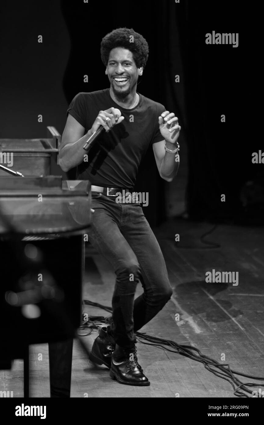 Entertainer entertaining entertainment performing Black and White Stock ...