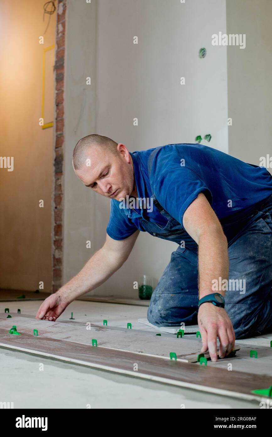 Construction worker install ceramic tile hi-res stock photography and ...