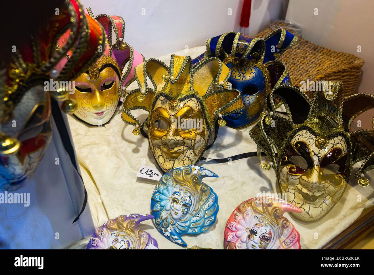 Traditional venician masks on shelves in souvenirs shop in Venice Stock Photo - Alamy