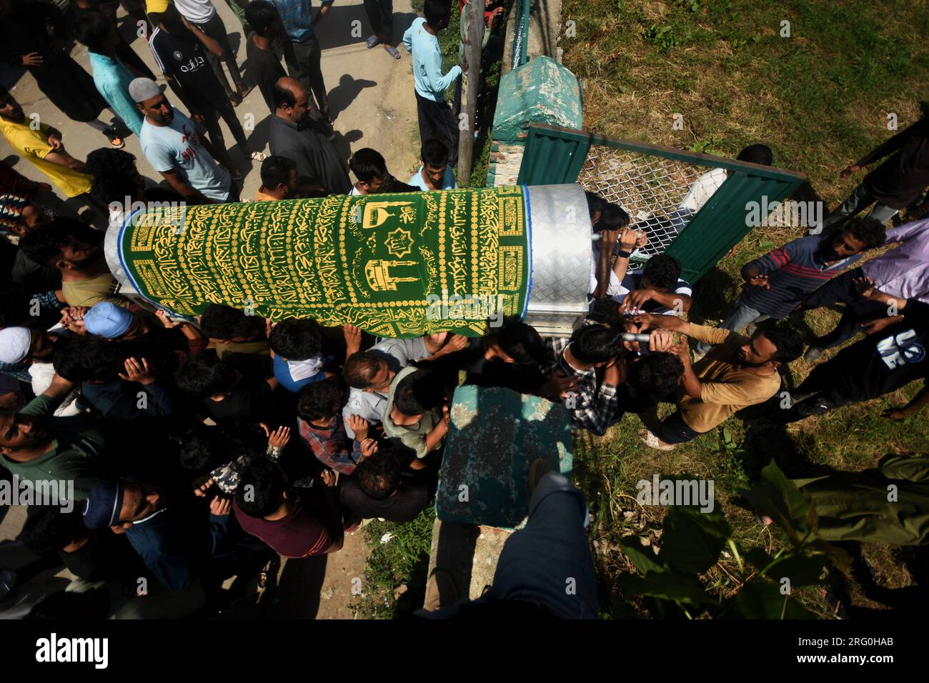 Srinagar, India. 06th Aug, 2023. Indian army soldiers and villagers ...