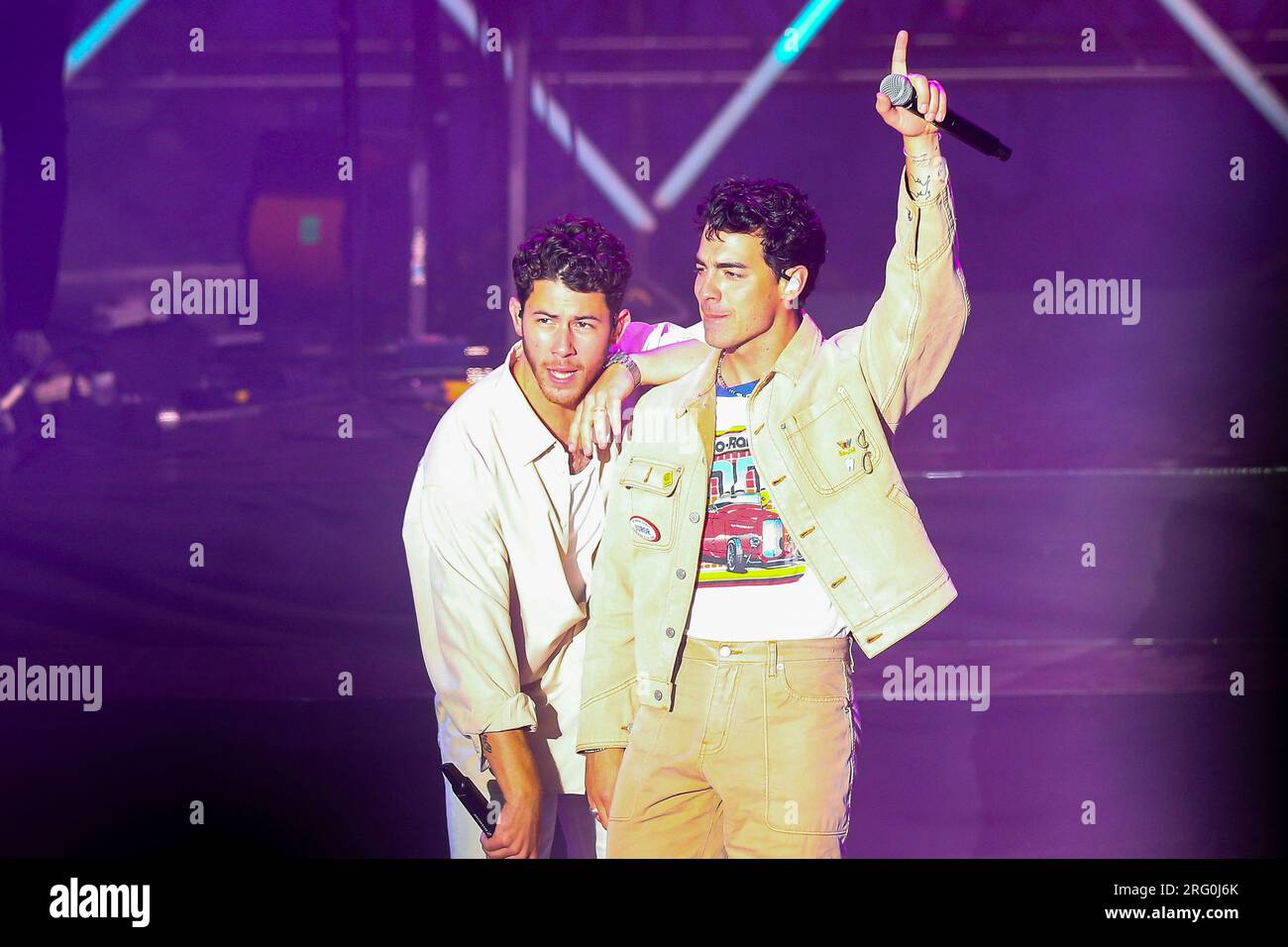 Nick jonas and joe jonas the jonas brothers hi-res stock photography ...