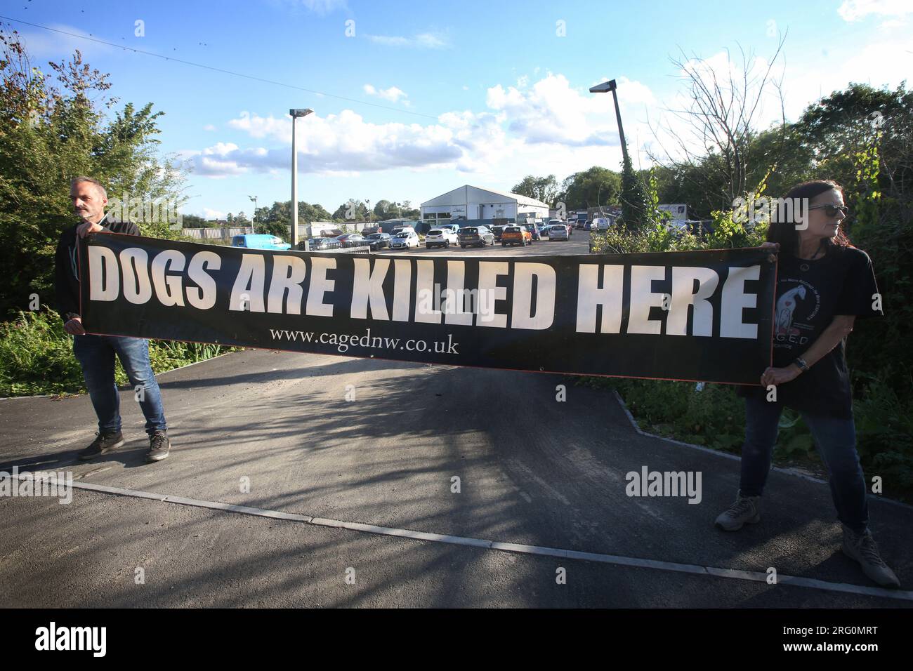 Henlow, UK. 06th Aug, 2023. Protesters hold a banner outside the dog ...