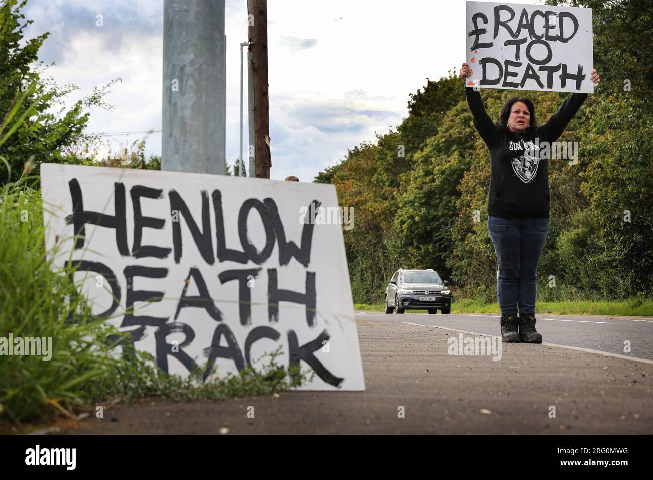 Henlow, UK. 06th Aug, 2023. Protesters lay a sign outside the dog ...