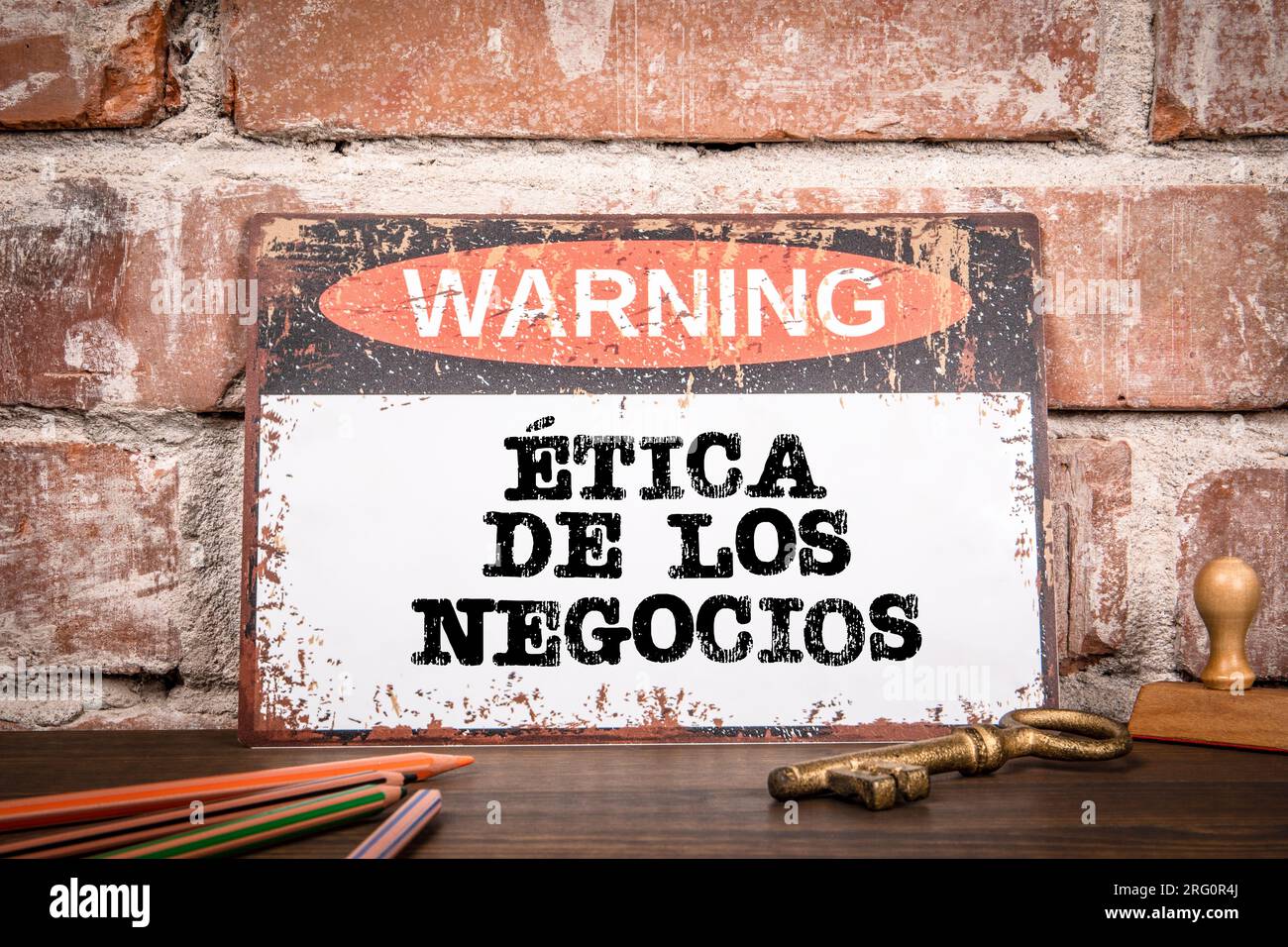 Business Ethics, text in Spanish. Warning sign on wooden table Stock ...