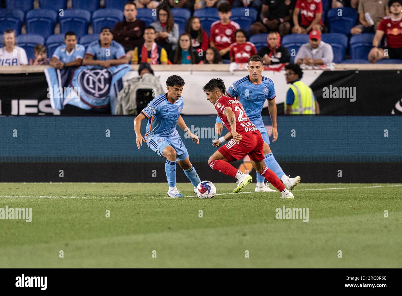 Omir Fernandez (21) of Red Bulls controls ball during round of 32 ...