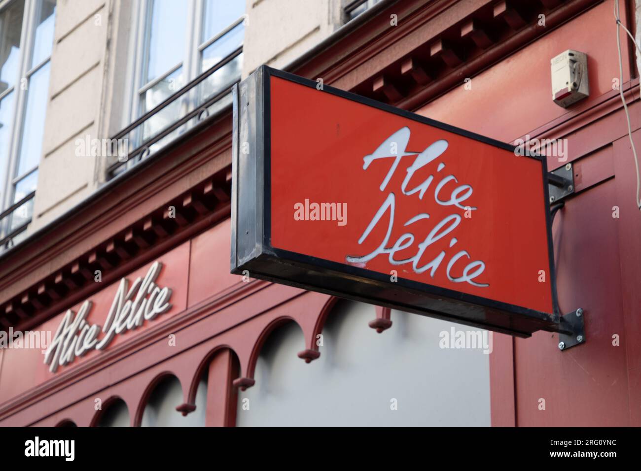 Bordeaux , France - 08 01 2023 : Alice Delice sign logo and wall facade ...
