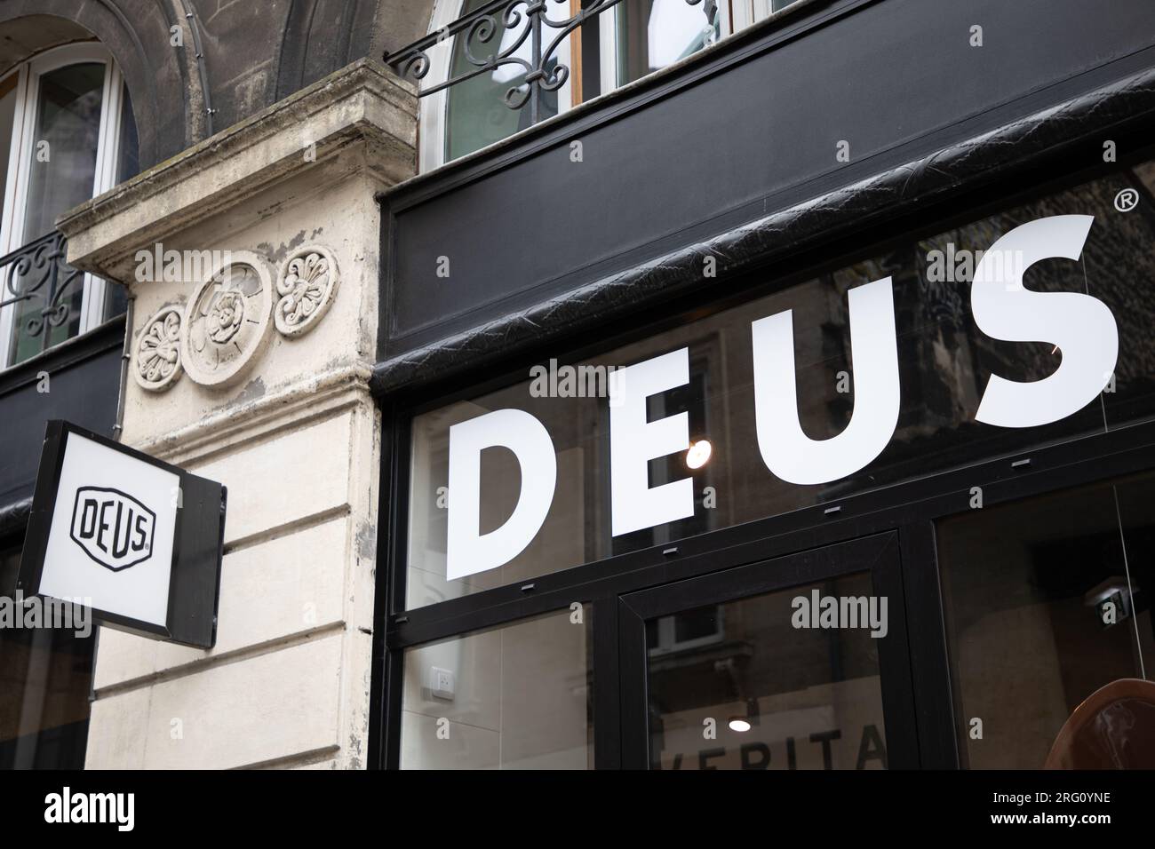 Bordeaux , France - 08 01 2023 : Deus Ex Machina brand logo and sign ...
