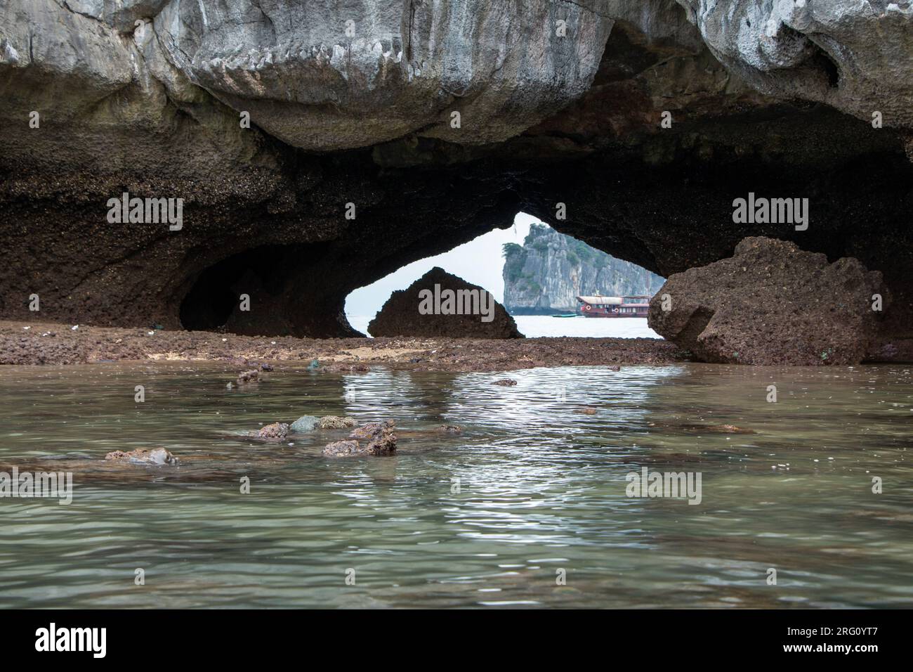 Pebble arch in the water hi-res stock photography and images - Alamy