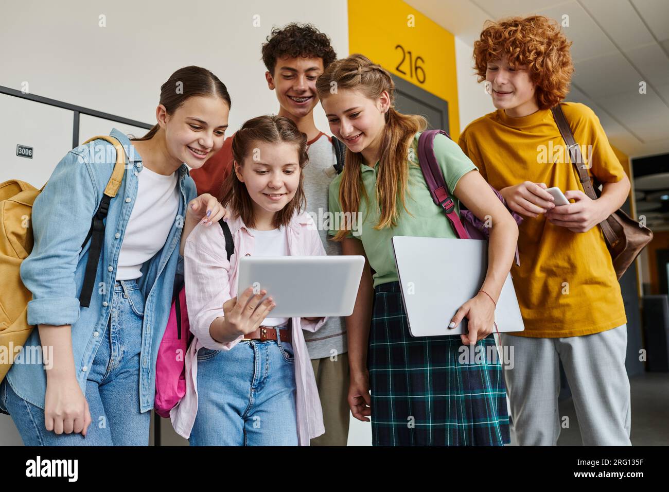 Teenagers students technology school hi-res stock photography and ...