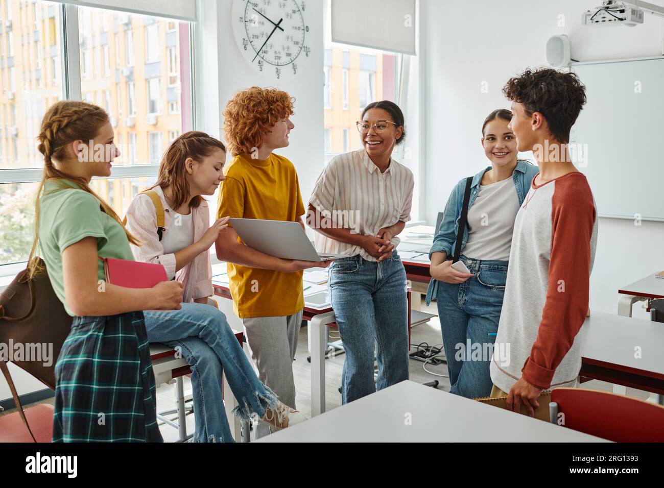 Teenage woman computer back hi-res stock photography and images - Alamy