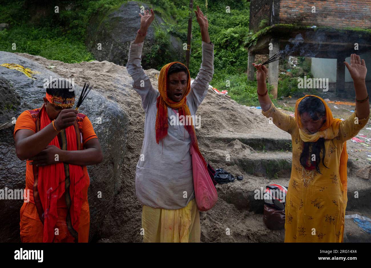 Hindu devotees performs rituals during the Bol Bom pilgrimage in ...