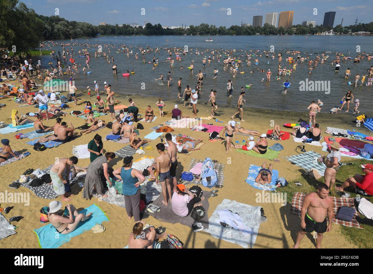 Moscow. Citizens bathe in Lake Beloe in the Kosino-Ukhtomskoye area ...