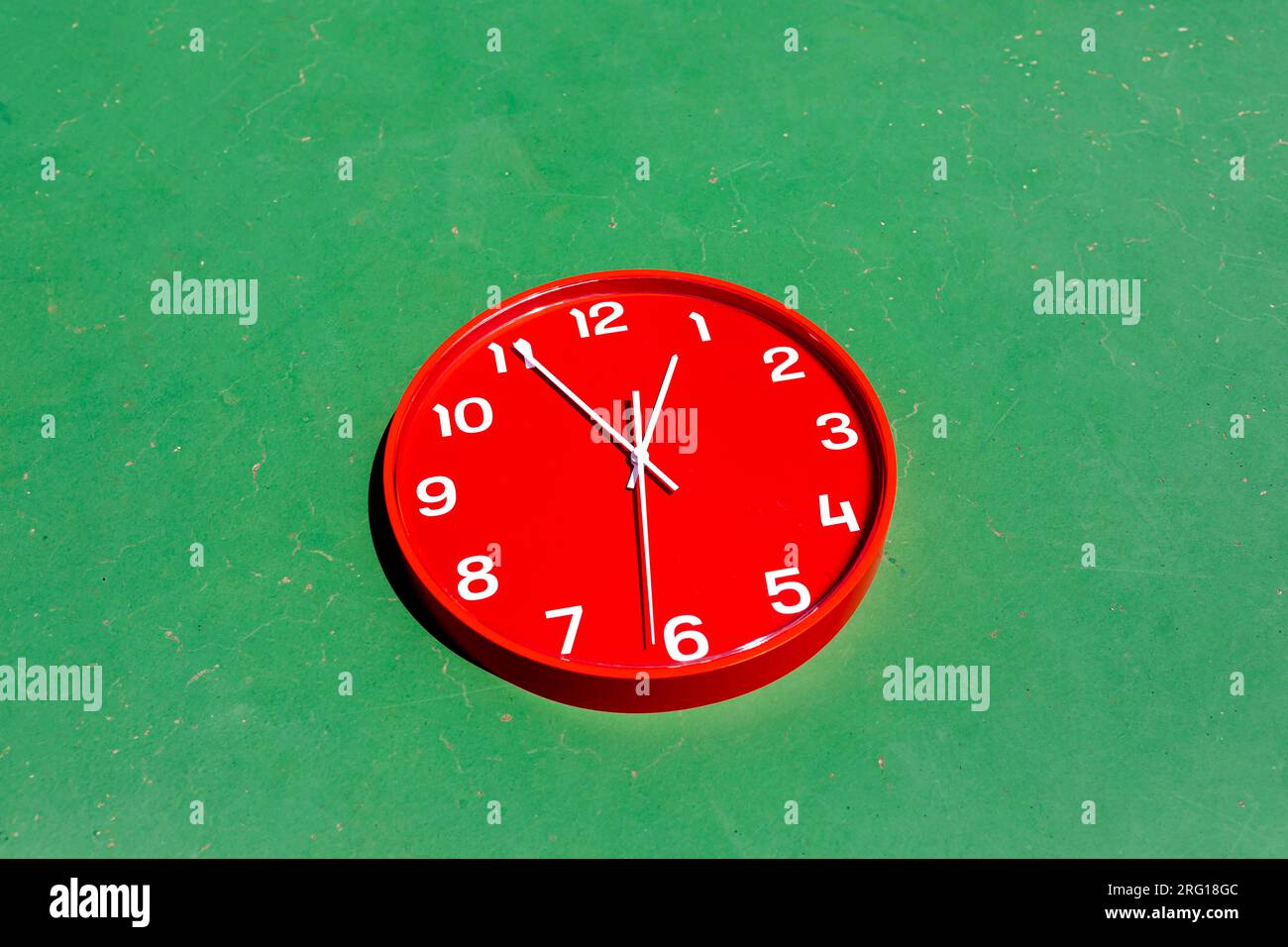 Big red wall clock hi-res stock photography and images - Alamy