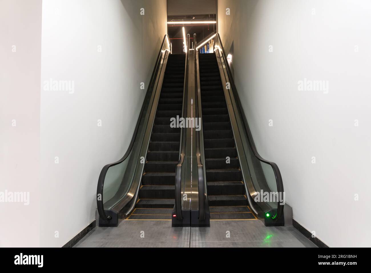 Escalator without people in the mall Stock Photo - Alamy