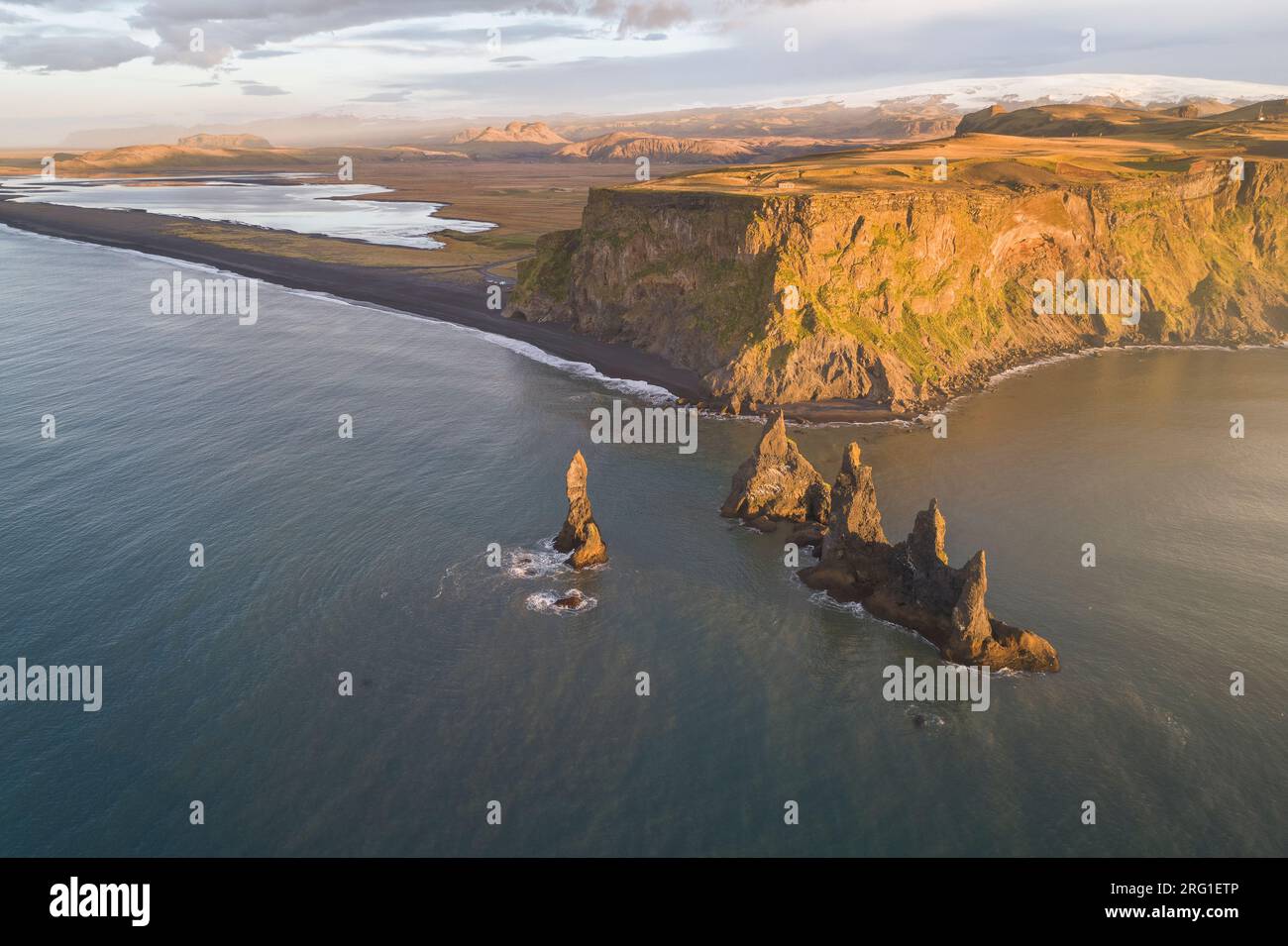 Reynisfjara beach with reynisdrangar rocks hi-res stock photography and ...