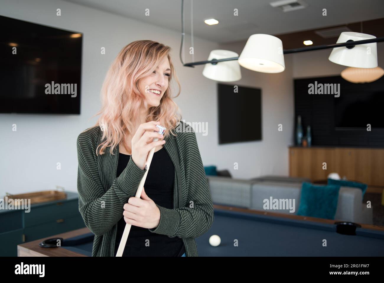 Woman pool cue hi-res stock photography and images - Alamy