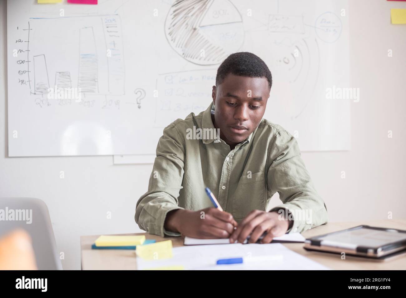 Black man studying university hi-res stock photography and images - Alamy