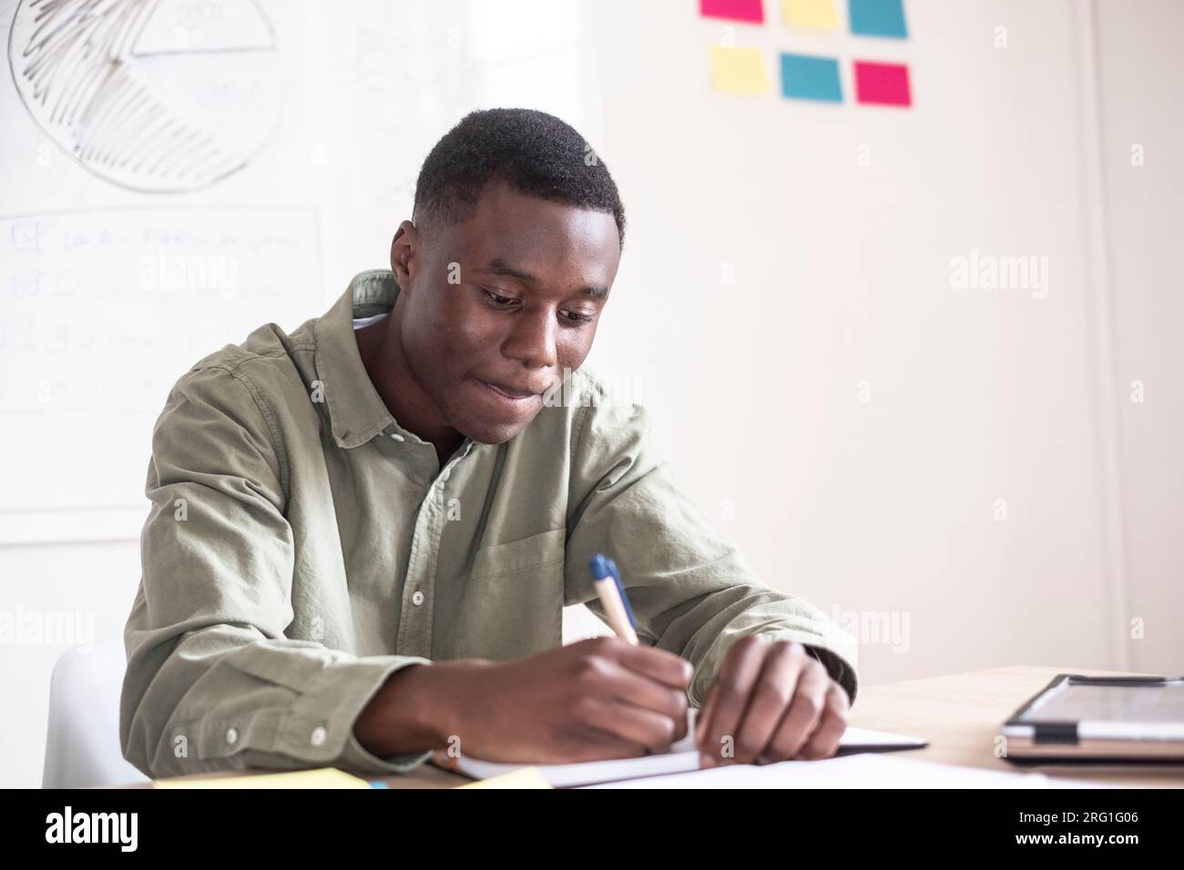 Black man studying university hi-res stock photography and images - Alamy