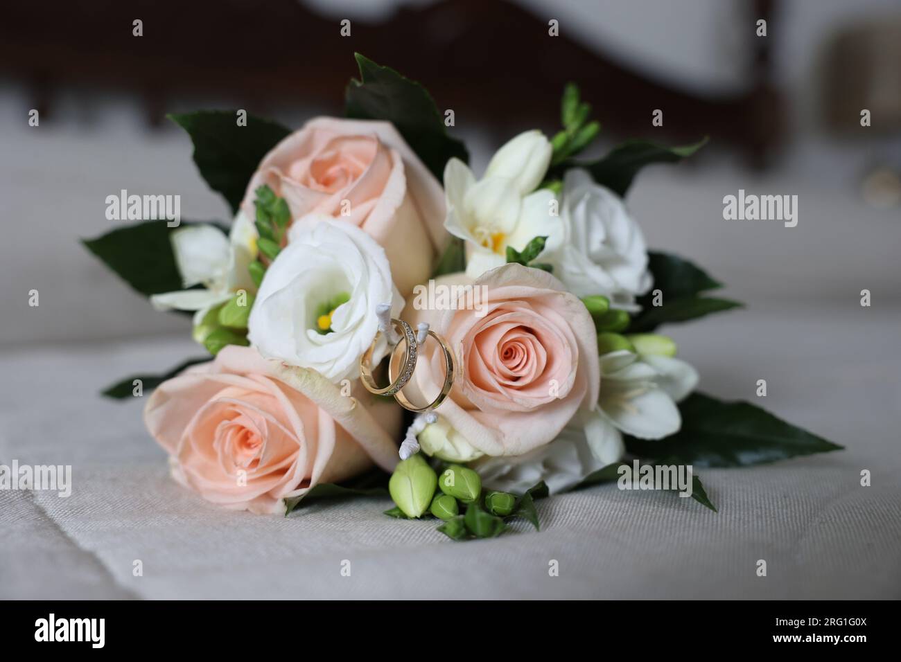 Two wedding rings displayed in the bride's bouqet Stock Photo - Alamy