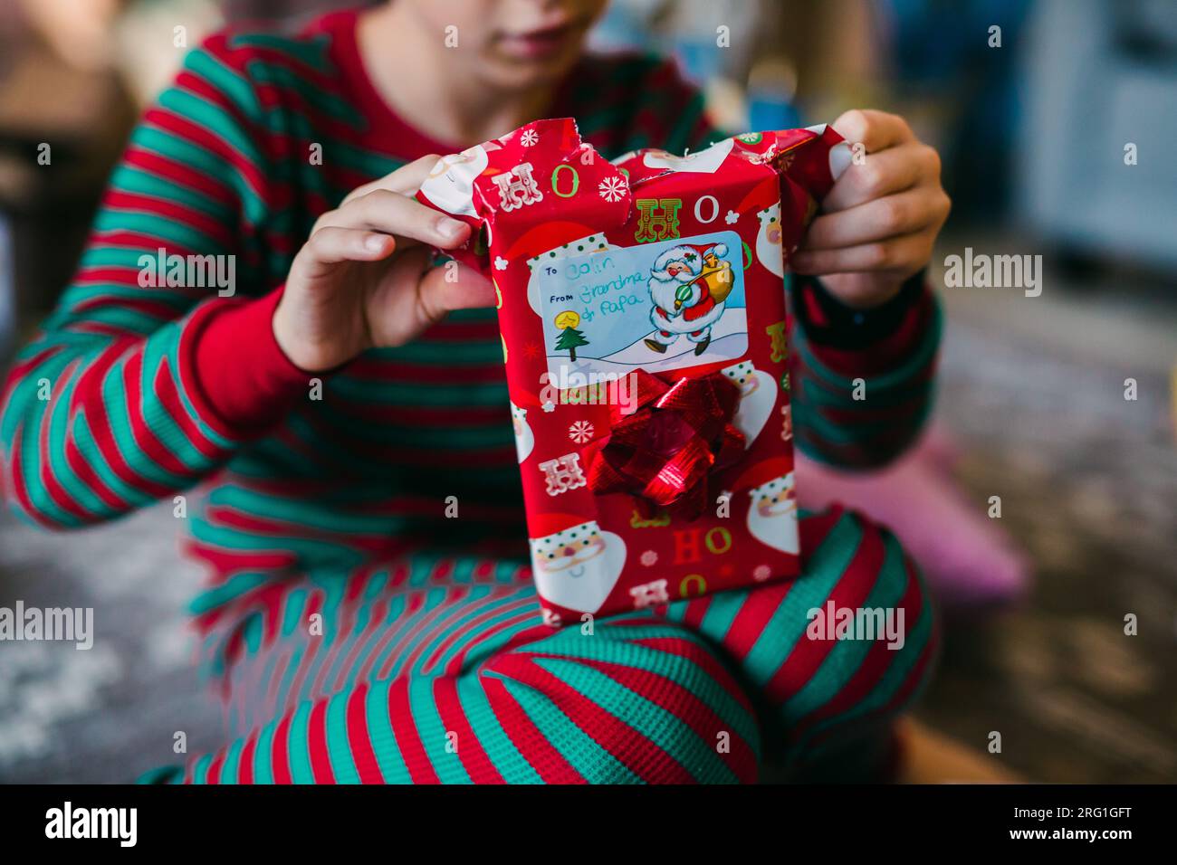 Kids opening present hi-res stock photography and images - Alamy