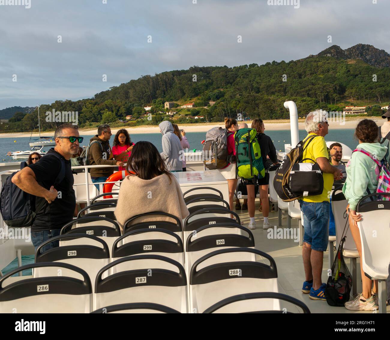 Passengers on board Mar de Ons ferry boat arriving, Isla del Faro, Cies ...