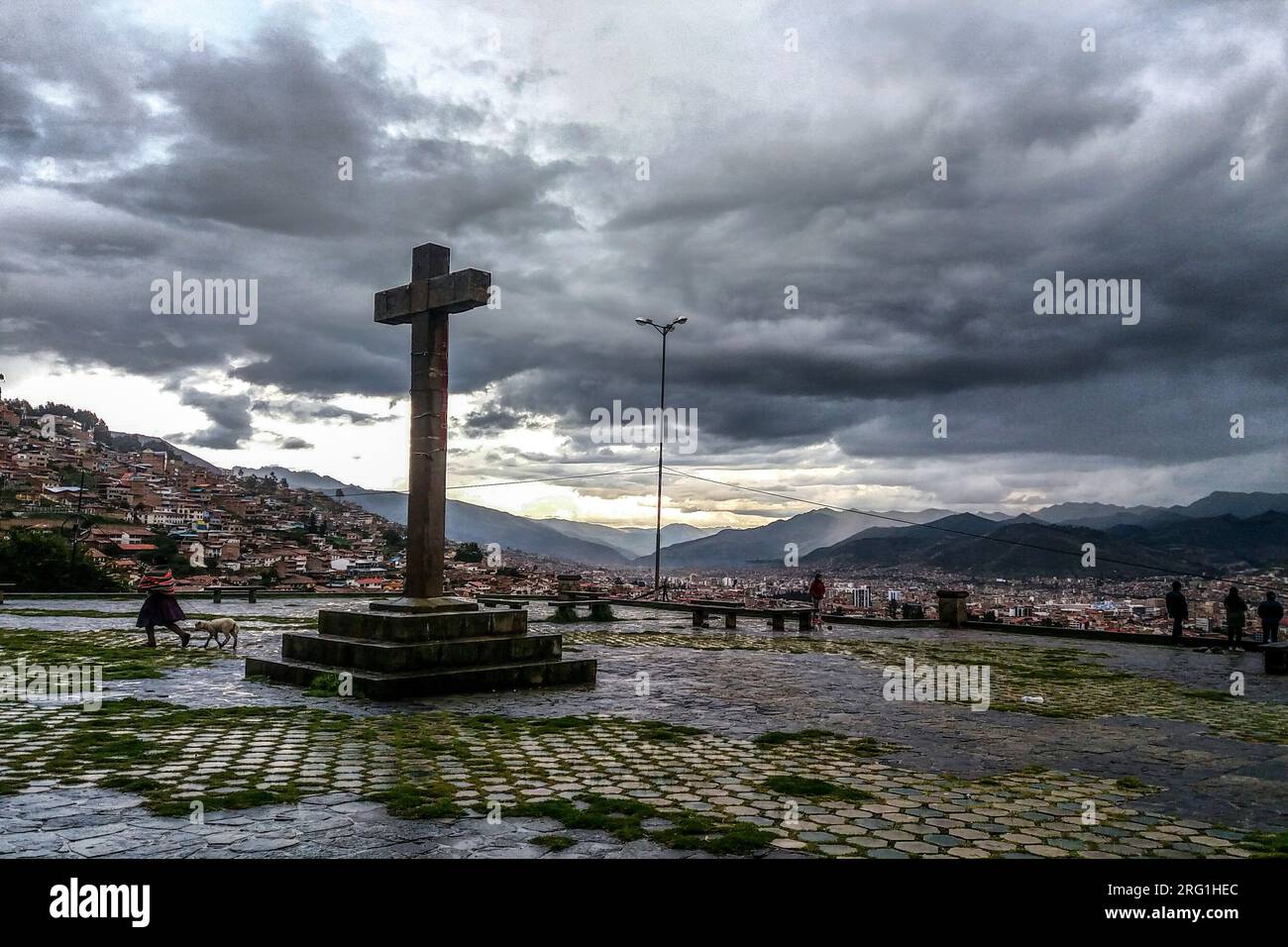 Cloudy city hi-res stock photography and images - Alamy