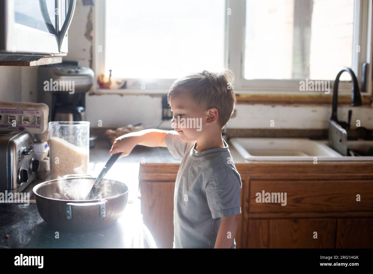 Helping with dinner hi-res stock photography and images - Alamy
