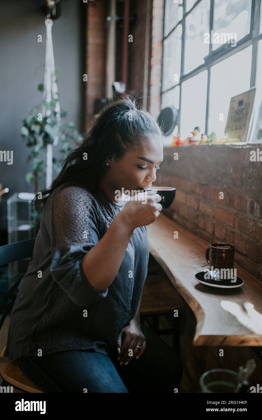 Coffee shop window women hi-res stock photography and images - Alamy