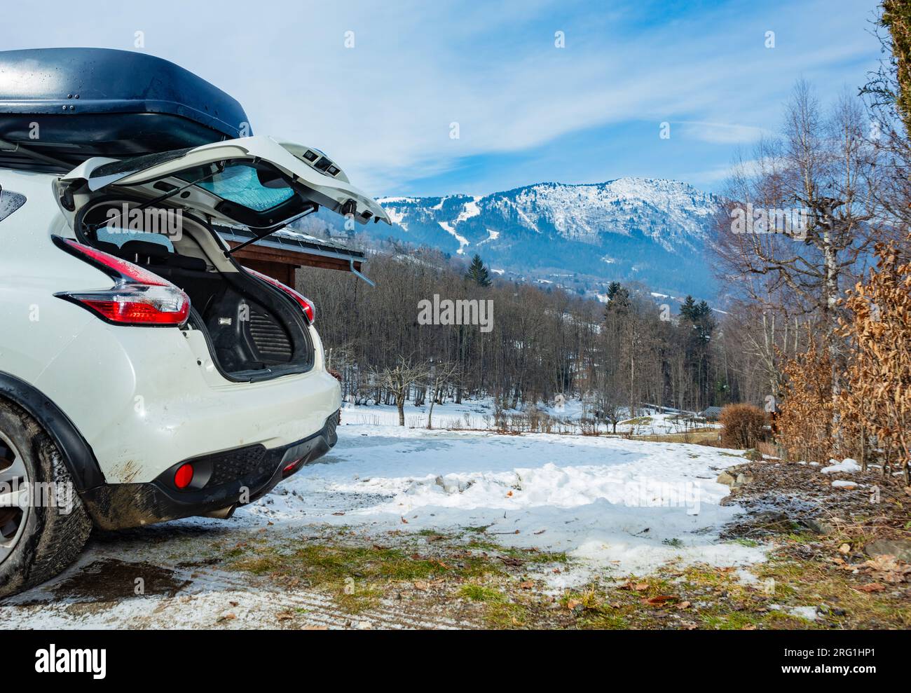 Open trunk of the car arrived at winter vacation destination Stock ...