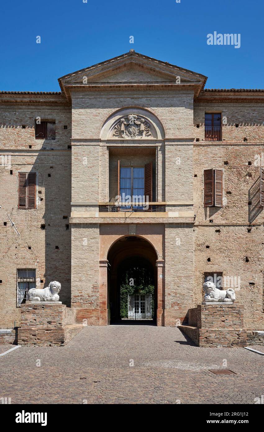 Ingresso del castello medievale hi-res stock photography and images - Alamy