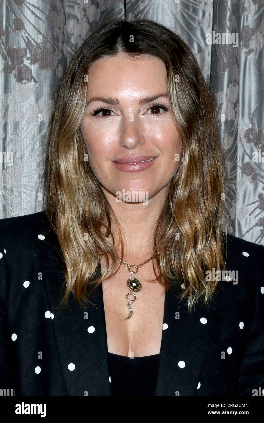 LOS ANGELES - AUG 5: Elizabeth Hendrickson at The Young and The ...