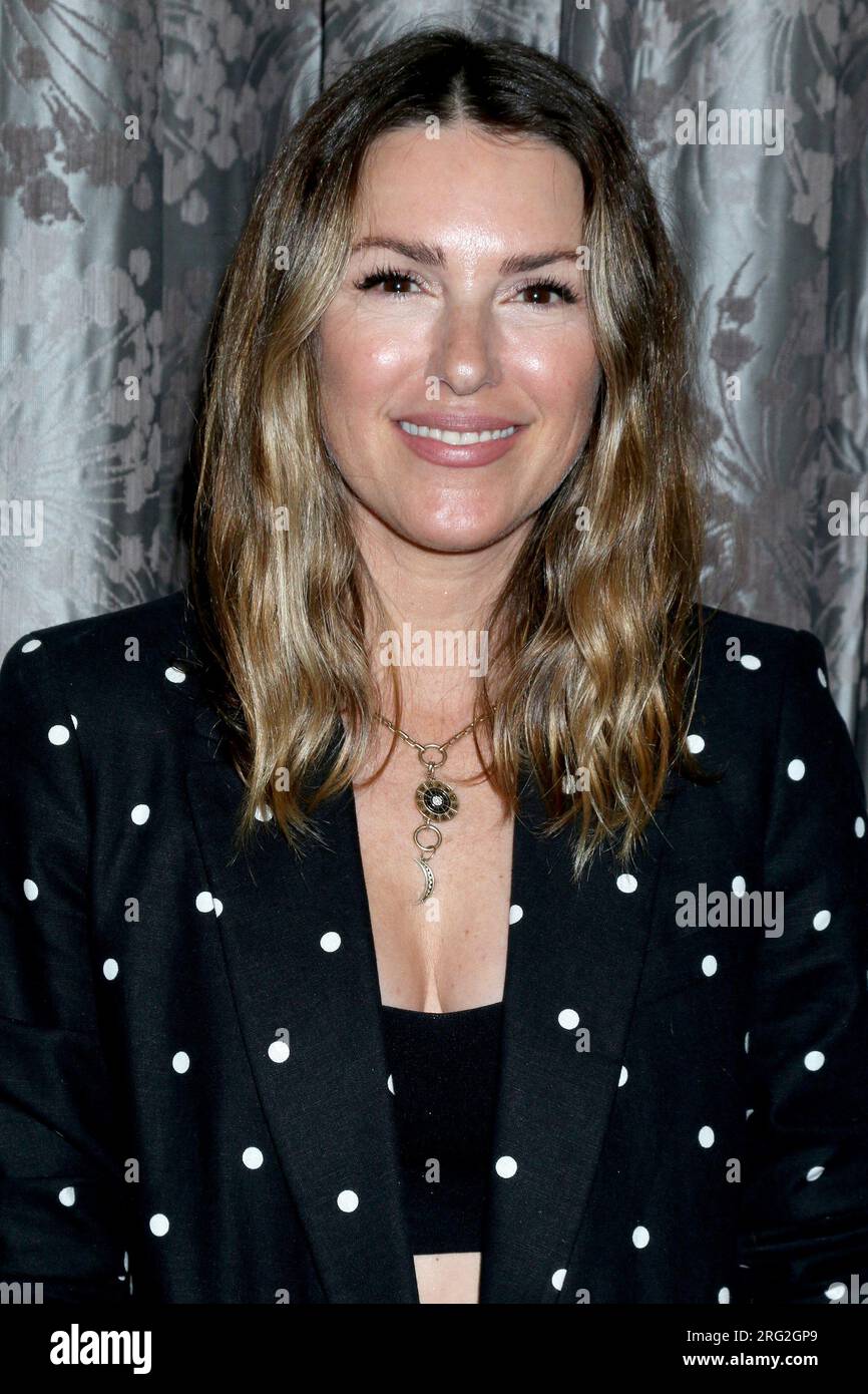LOS ANGELES - AUG 5: Elizabeth Hendrickson at The Young and The ...