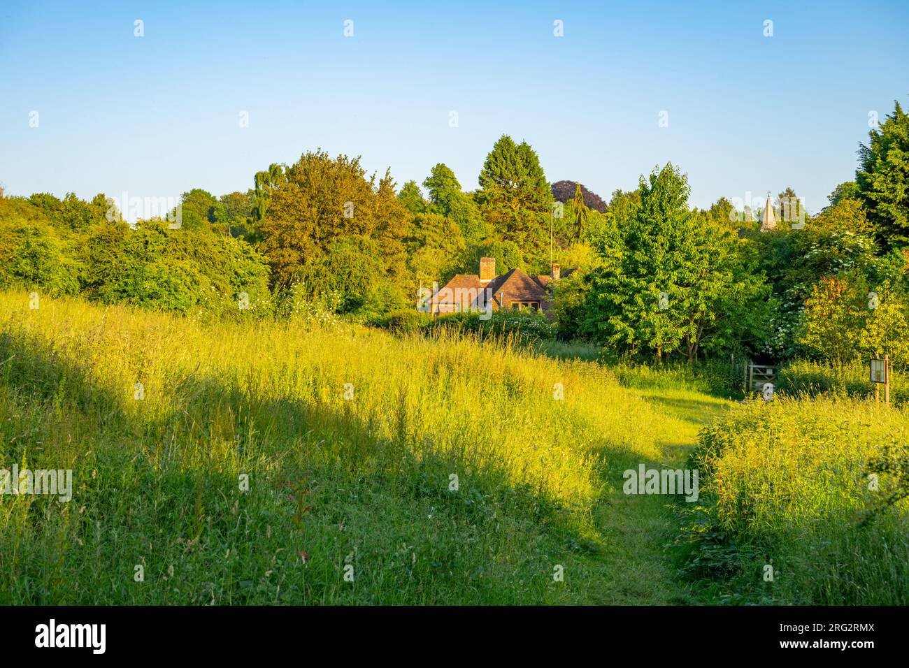 Kent pathway hi-res stock photography and images - Alamy