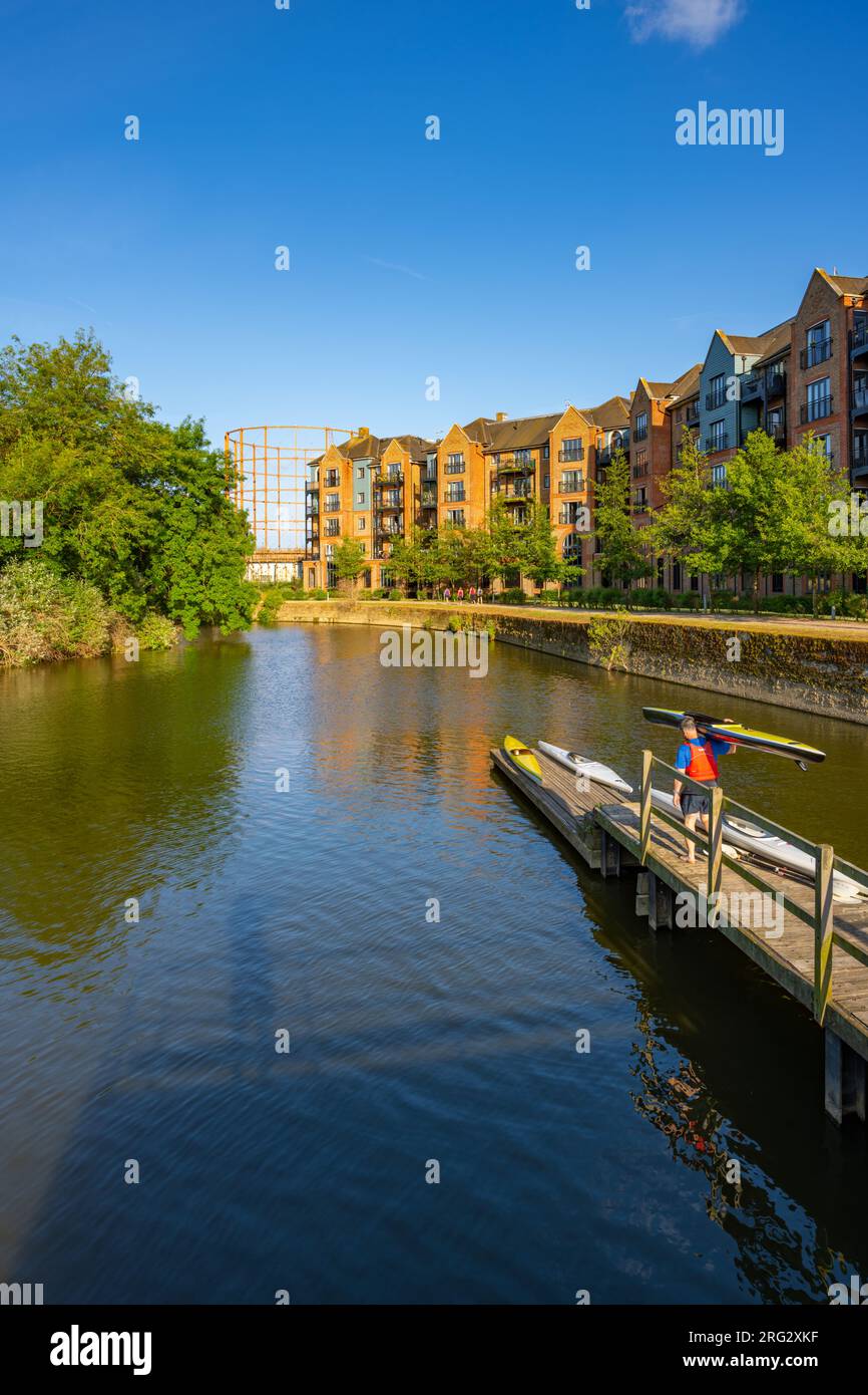 Summer evening at Tonbridge Town Lock on the river Medway, Tonbridge ...