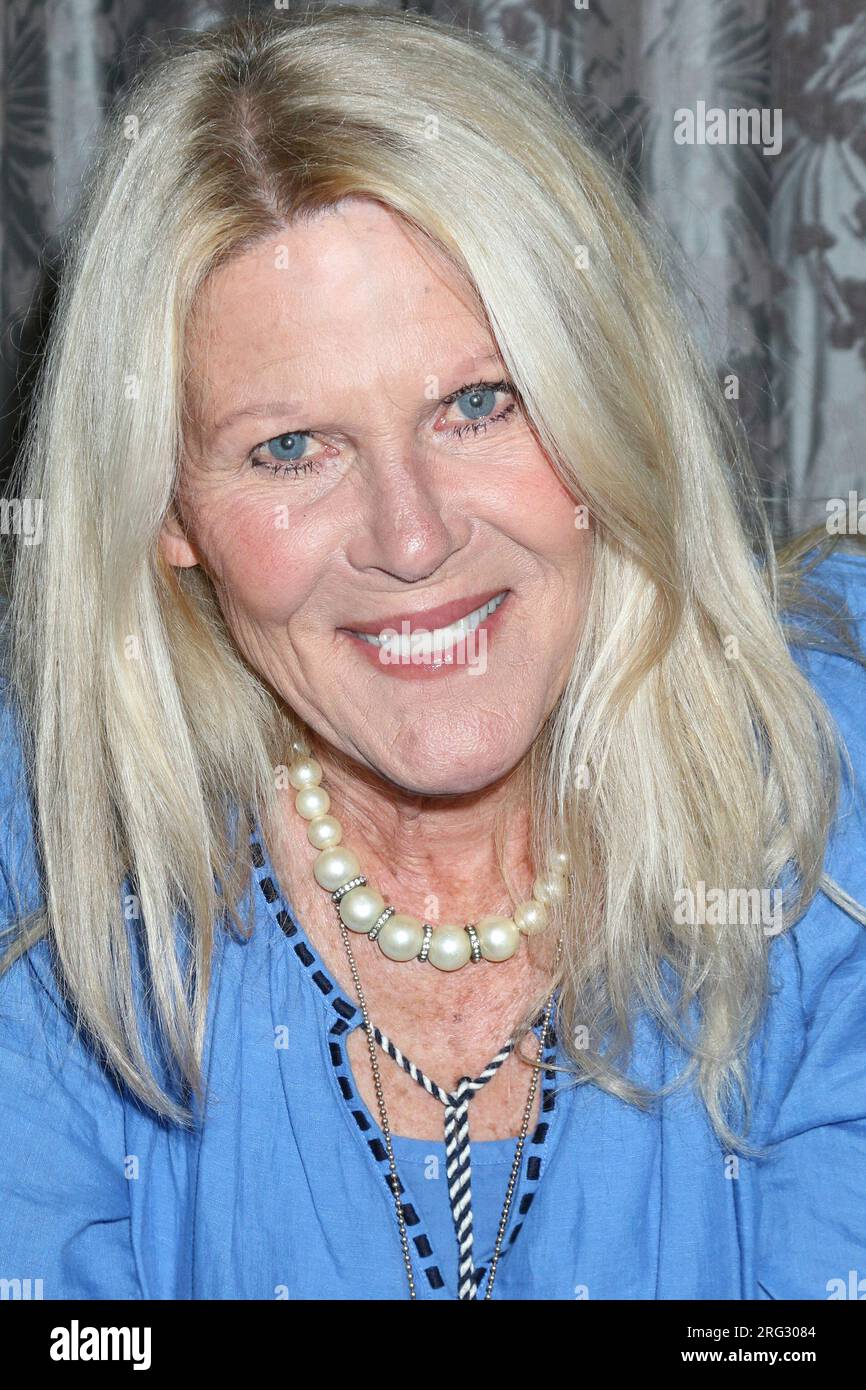 LOS ANGELES - AUG 6: Alley Mills at The Bold and the Beautiful Fan ...