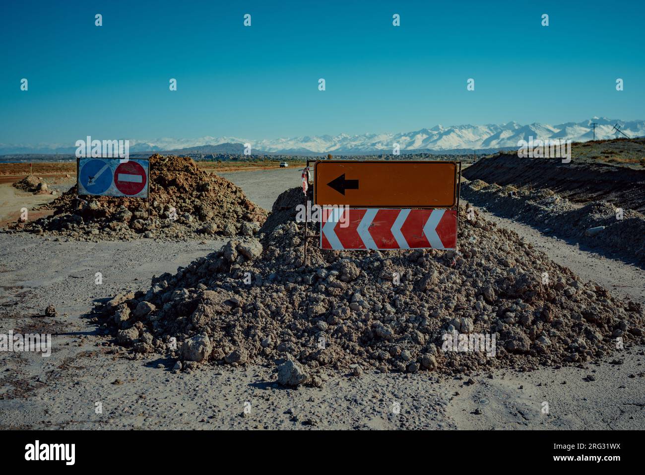 Mountains symbol road signs hi-res stock photography and images - Alamy
