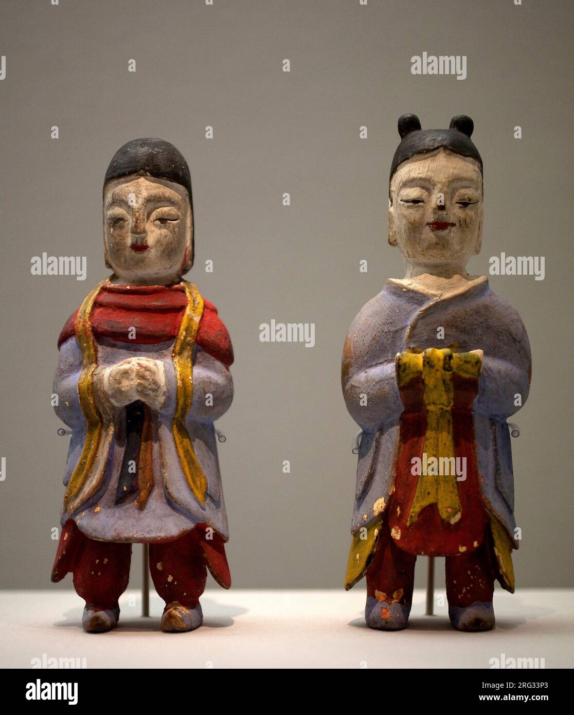 Figurines en costume de chamane. Statuettes en bois polychrome, art ...