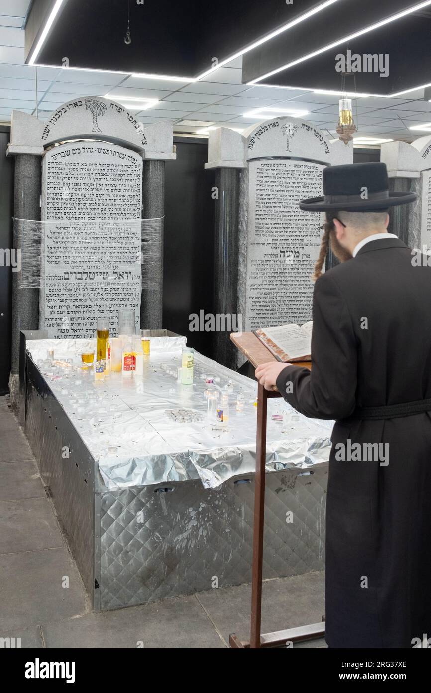 Old satmar cemetery hi-res stock photography and images - Alamy