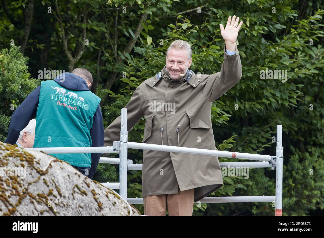 Hamburg, Germany. 07th Aug, 2023. Sasha, singer, stands waving during a ...
