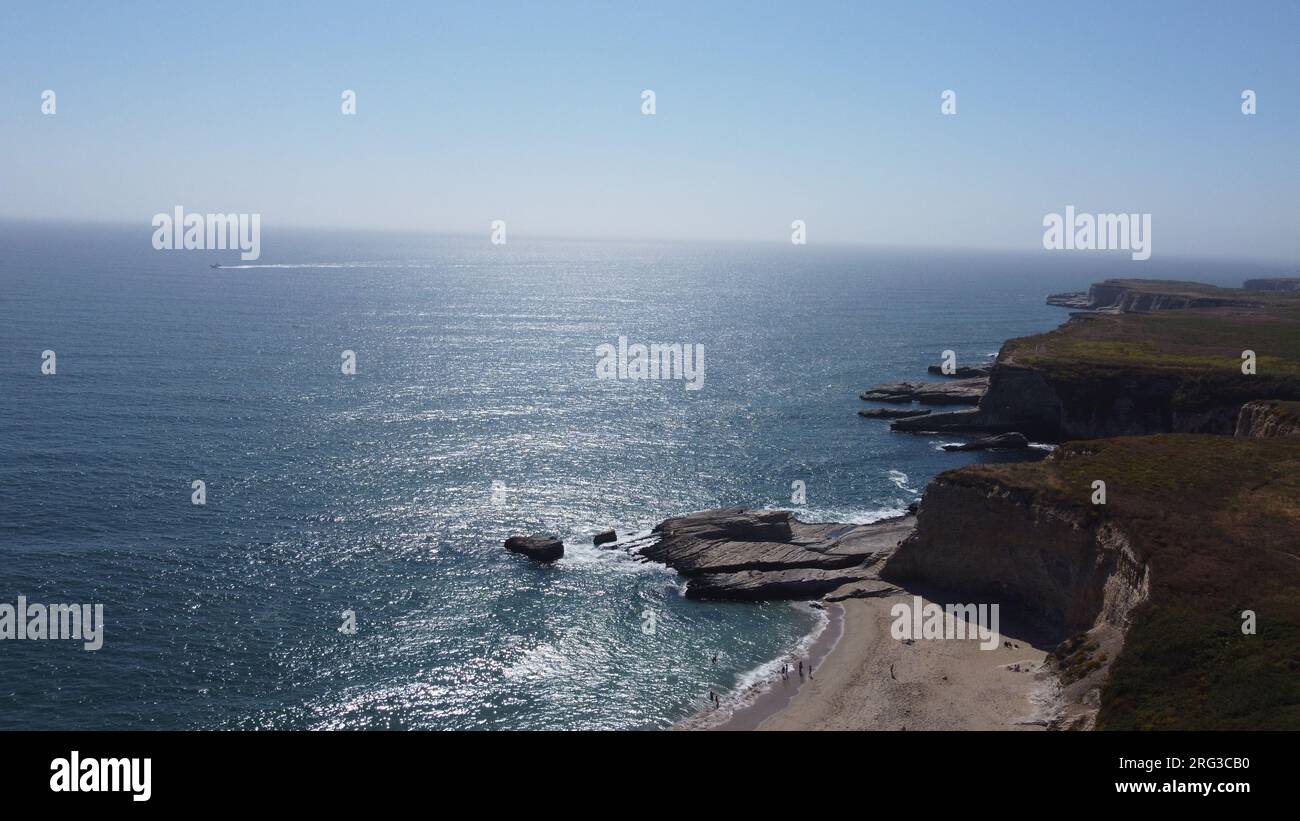 Cliffs by ocean hi-res stock photography and images - Alamy