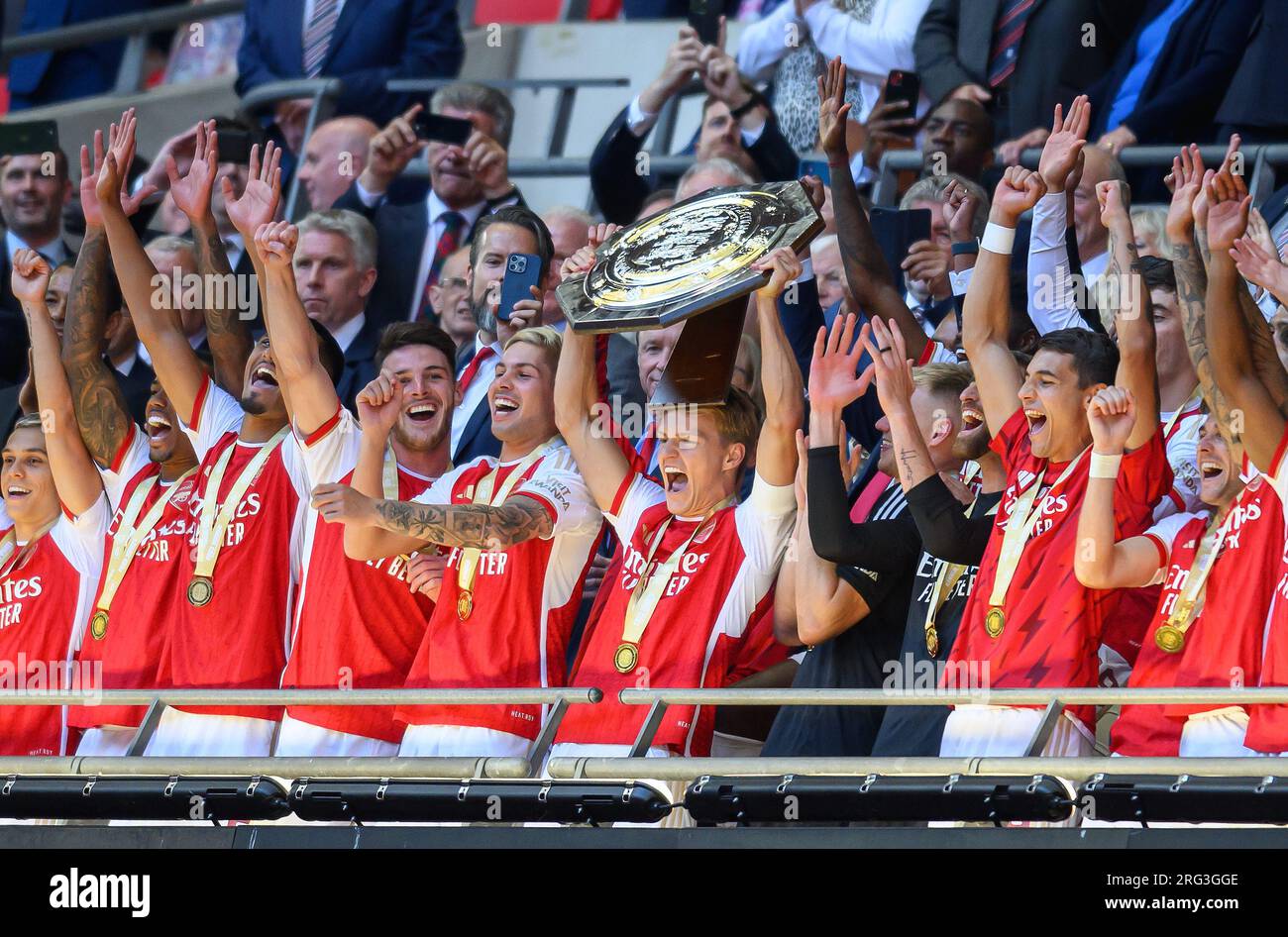Fa community shield trophy hi-res stock photography and images - Alamy