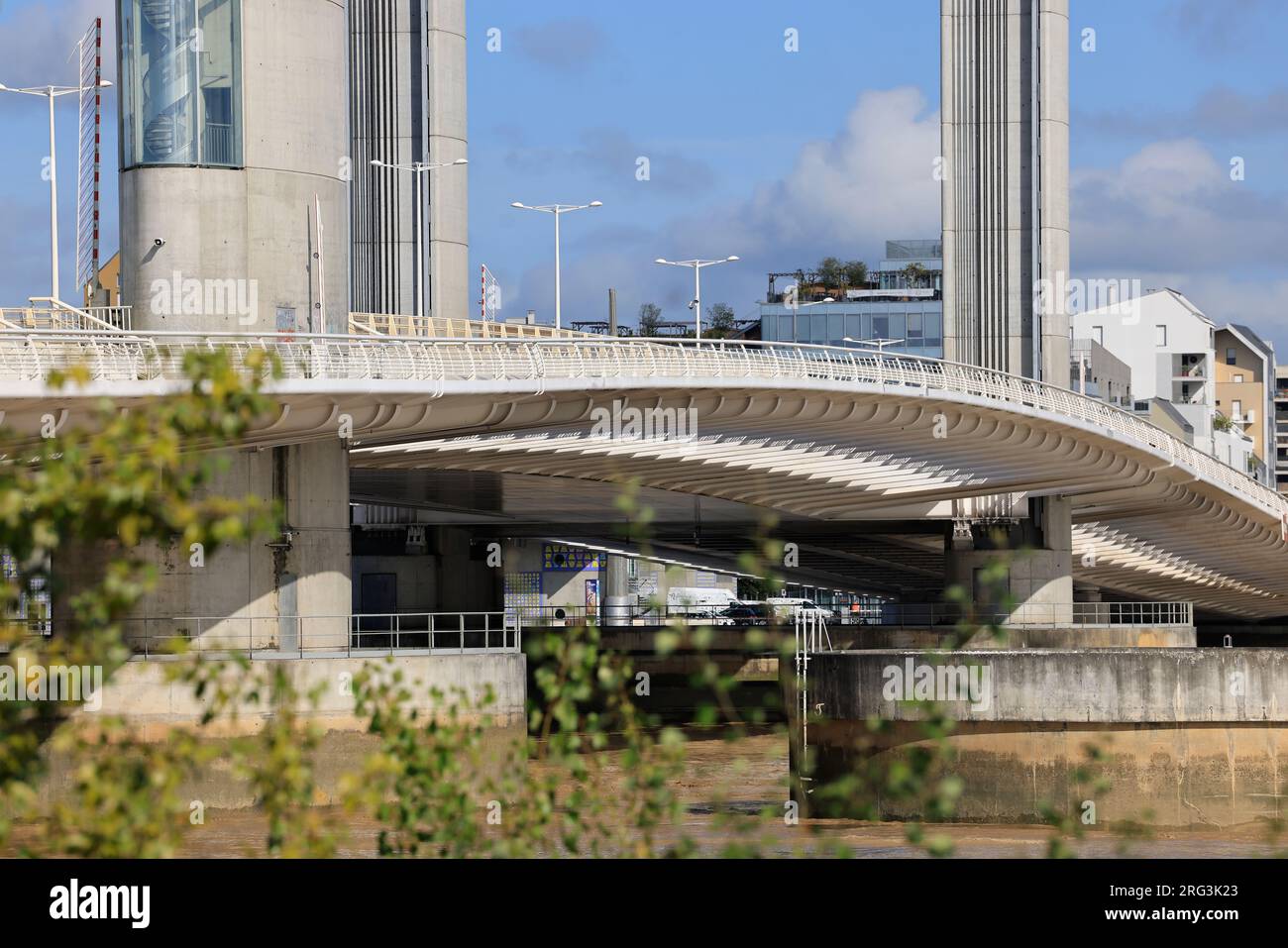 Le pont levant Jacques Chaban-Delmas sur la Garonne à Bordeaux, France ...