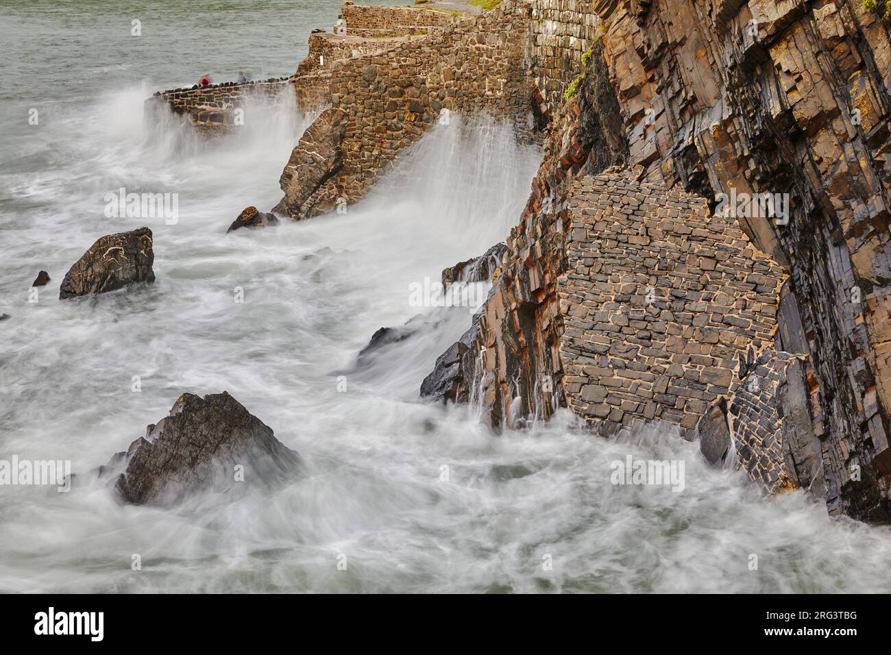 Wave on harbour wall hi-res stock photography and images - Alamy