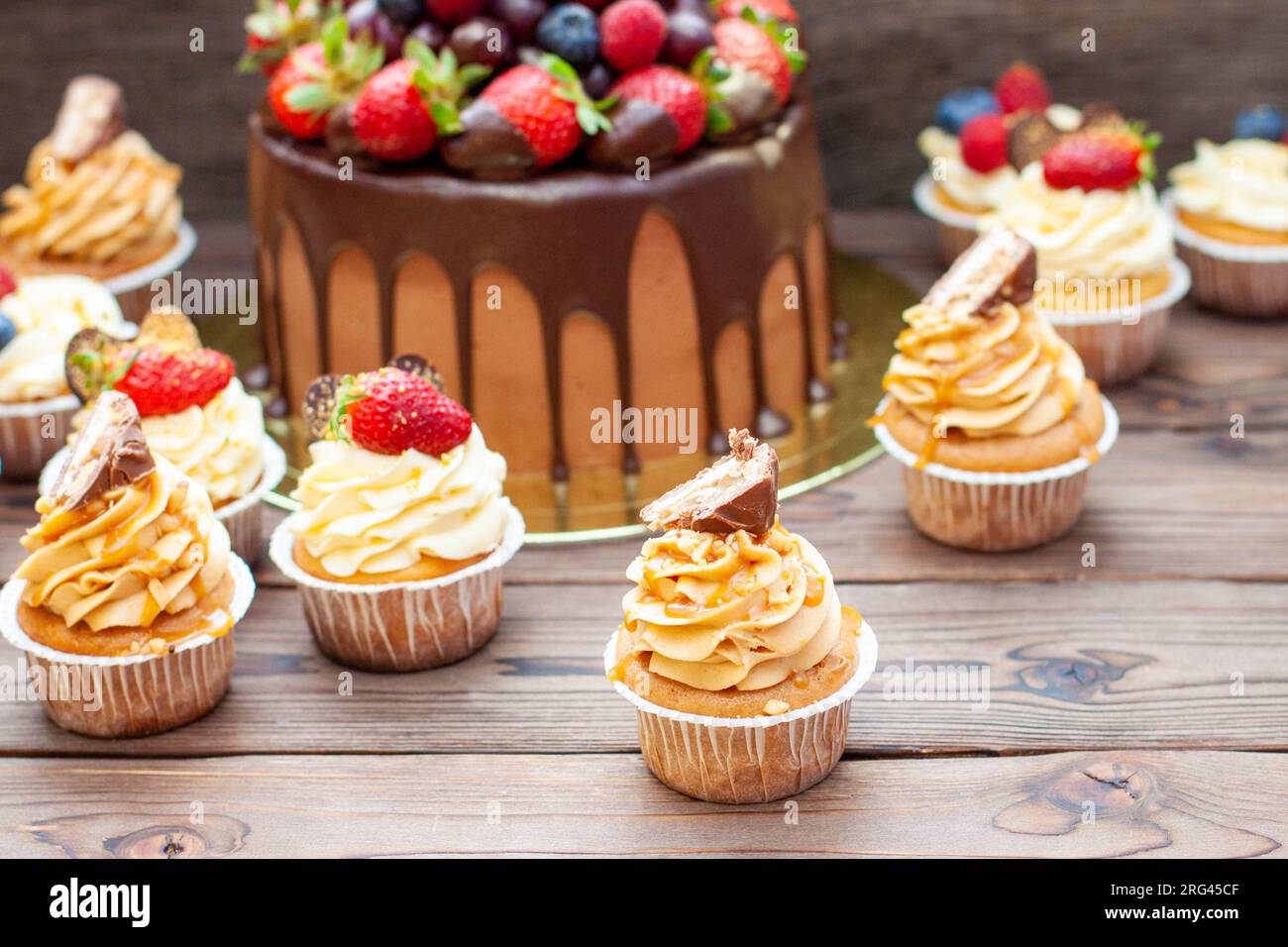Gorgeous cupcakes with peanut butter, salted caramel and chocolate bar ...