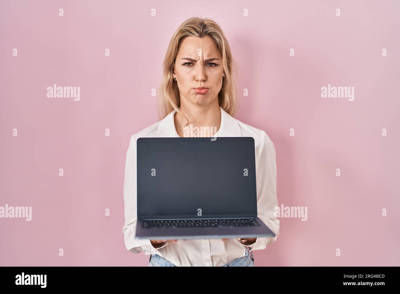Crying computer adult black woman hi-res stock photography and images ...