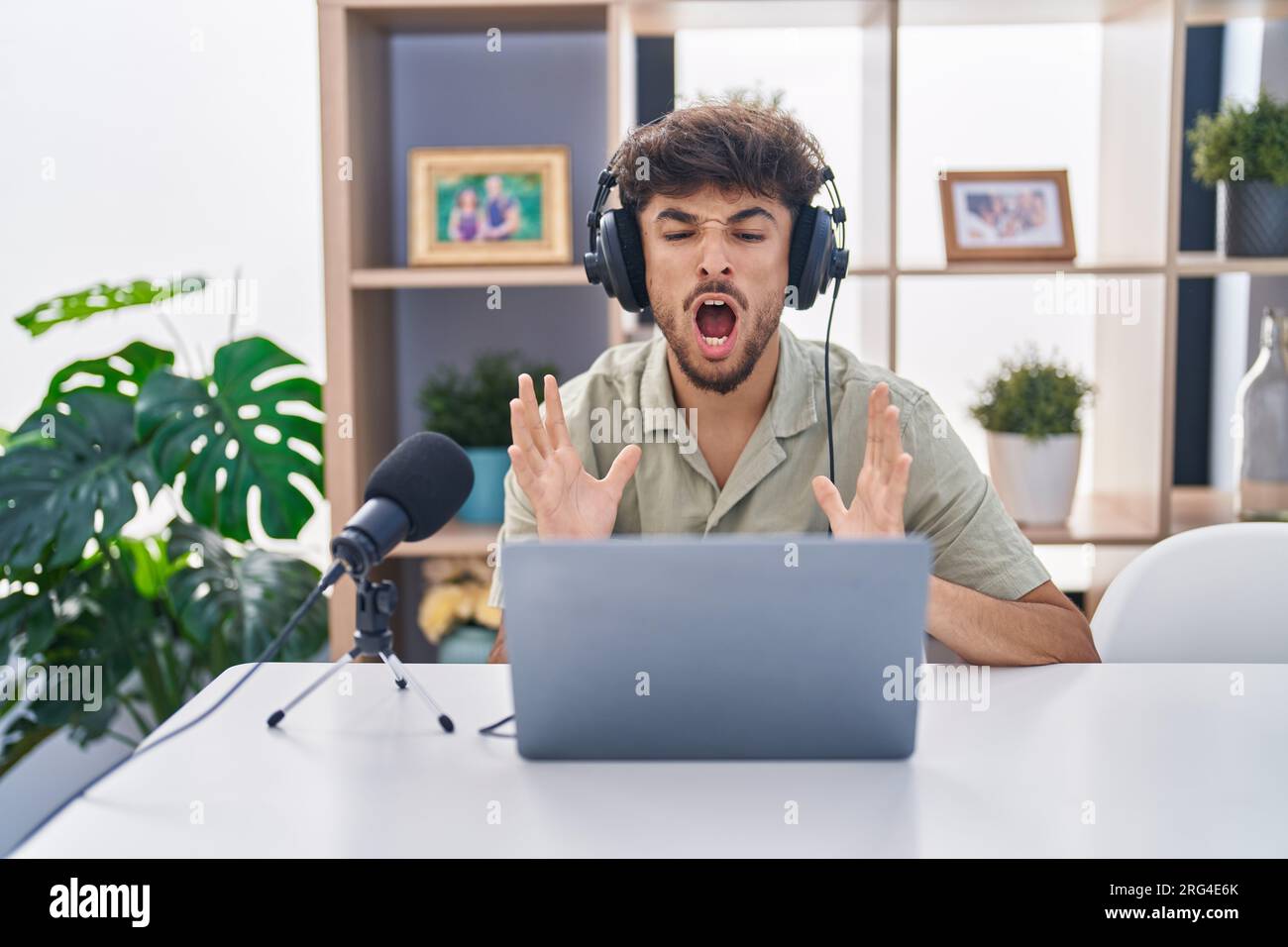 Mad radio hi-res stock photography and images - Alamy