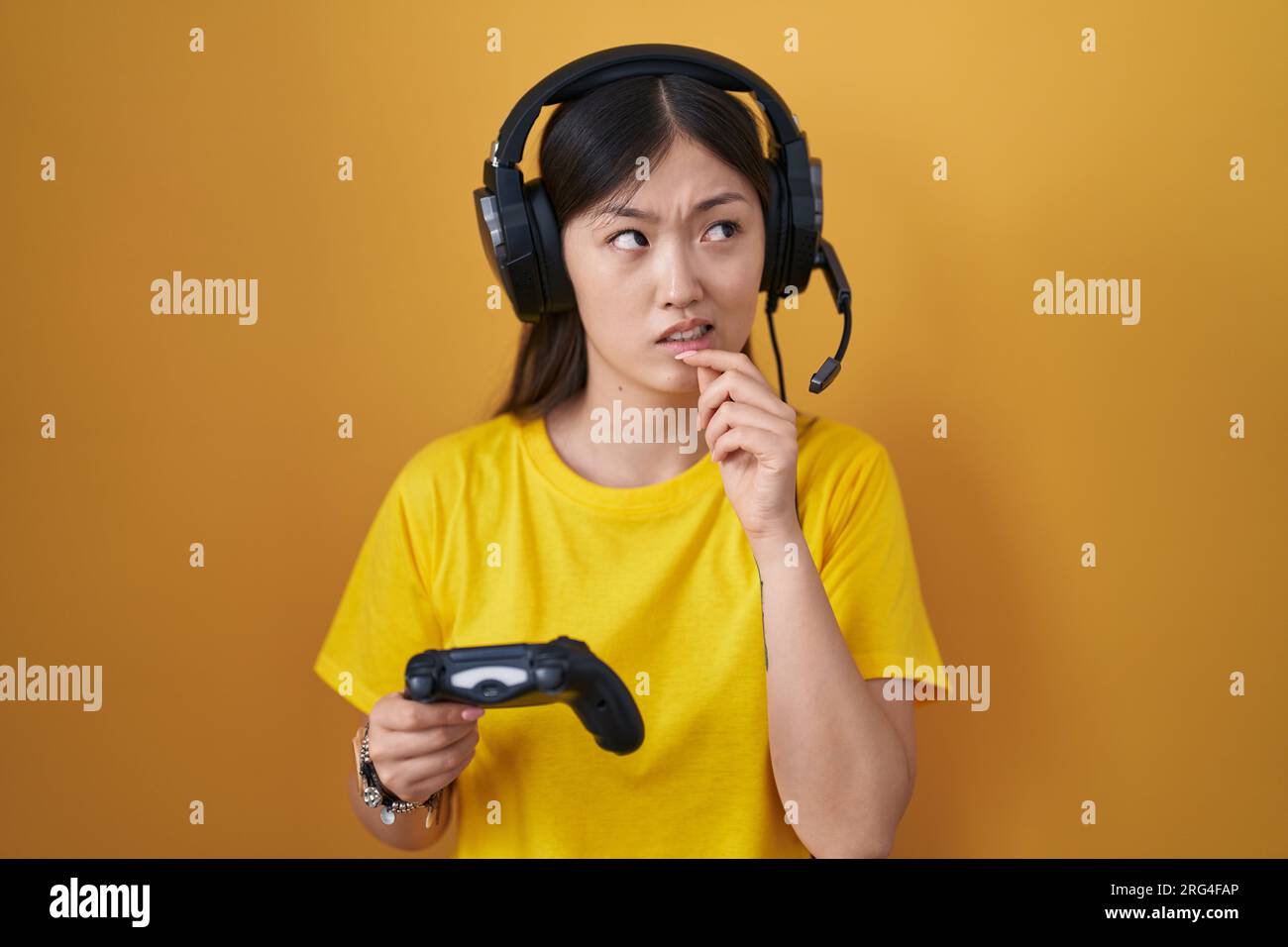 Japanese playing on console hi-res stock photography and images - Alamy