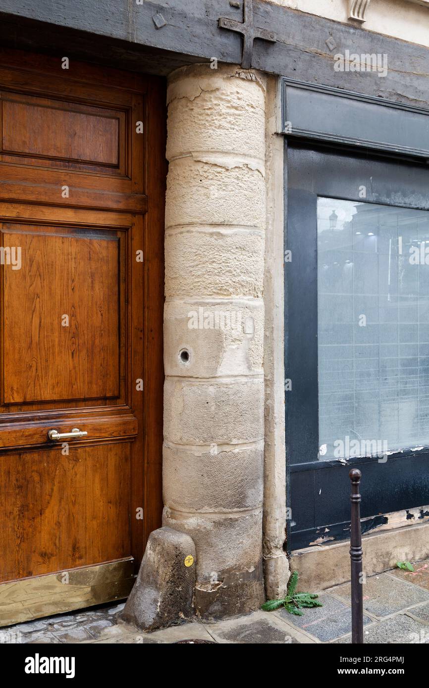 Romanesque columns hi-res stock photography and images - Alamy